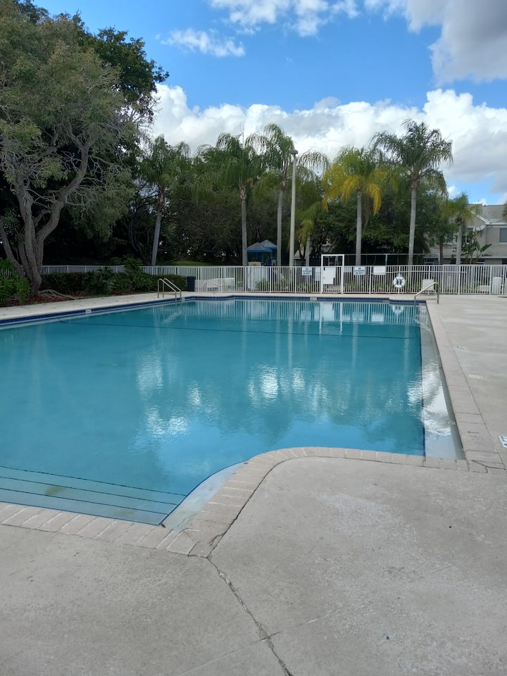 Quiet 2 Bedroom Townhome , Located Near Shopping. - Coral Springs, FL