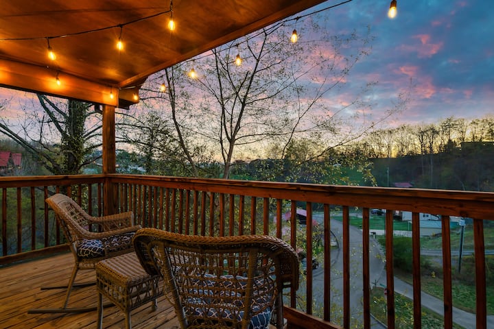 Luxury Retreat W/ Hot Tub, Arcade, Huge Rec Room - Sevierville, TN