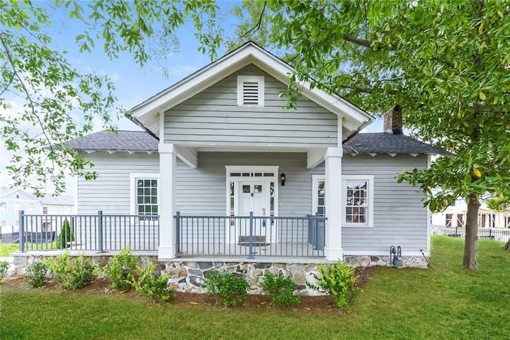 Bright Historic Home W/ Yard, Pets & Groups Okay! - Roswell, GA