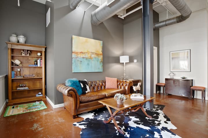 The Urban Cowgirl On Main Street In Fort Worth Tx - Cultural District - Fort Worth