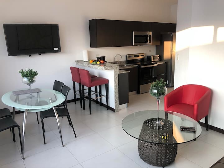Lovely Secure 2- Bedroom + Futon Condo With Pool - San José
