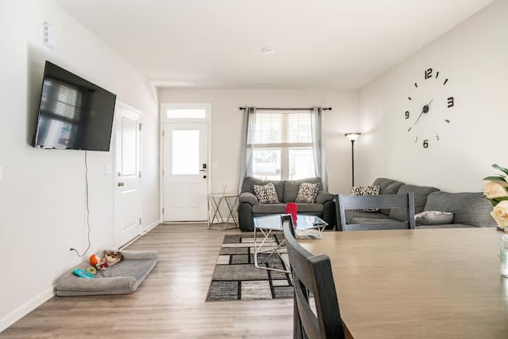 Spacious Rm W/ Work Desk, Private Entrance & Patio - Raleigh, NC