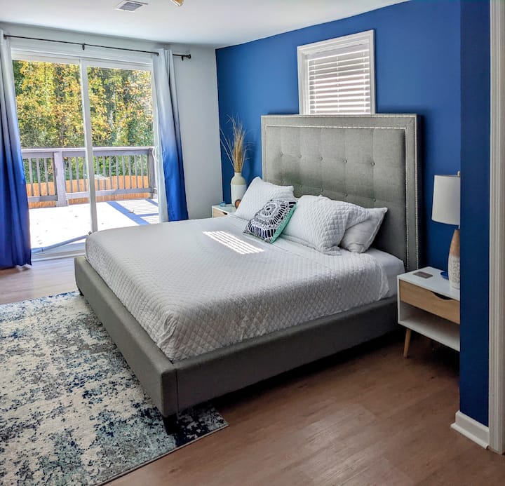 The Peachy Mid-century Basement Suite Near I75 - Marietta, GA
