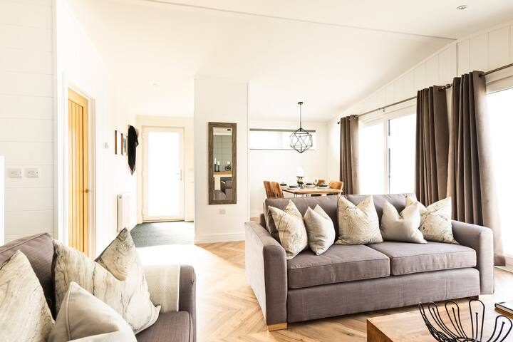 Acer Country Lodge With Hot Tub & Views - Worcestershire