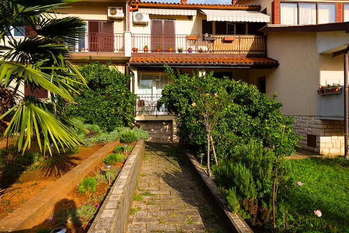 Apartment With Terrace, Central, In A Quiet Area - Vrsar