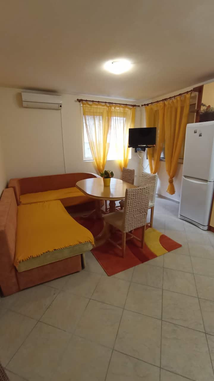 Апартамент с двор в центъра на Варна - Varna