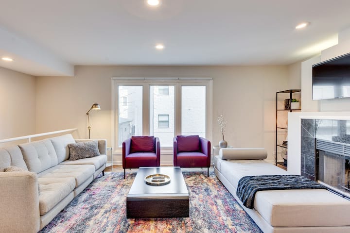 Upscale 4-bedroom Townhouse W/garage - Location - Chicago, IL