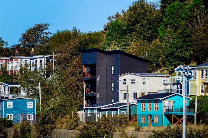 Modern Luxury Home Located Hillside in The Battery - Houses for Rent in ...