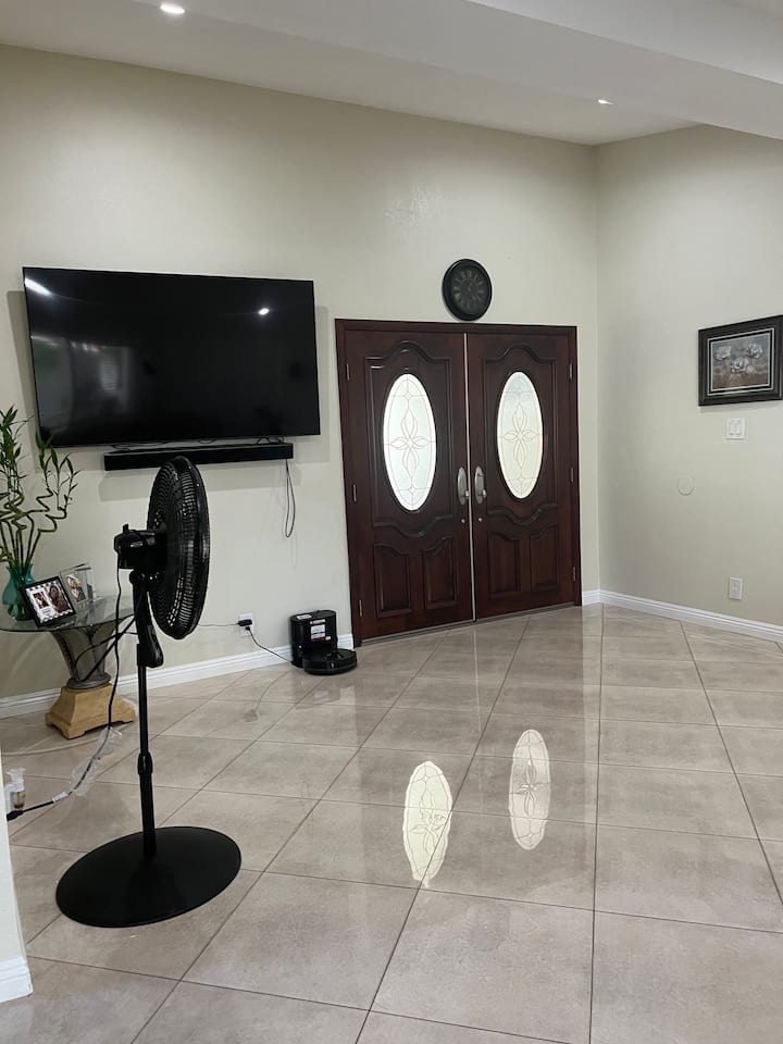 4br 2ba Spacious Family Home In Santa Ana - Santa Ana, CA
