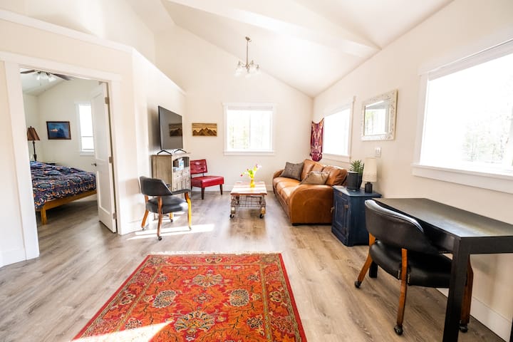 Cheerful Yellow Guest House - Whitefish, MT