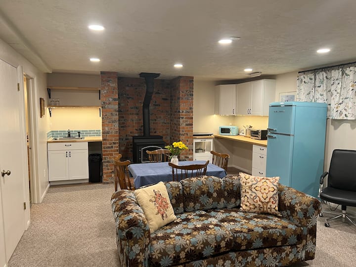 Adorable Basement Suite With Kitchen & Fireplace - Boise
