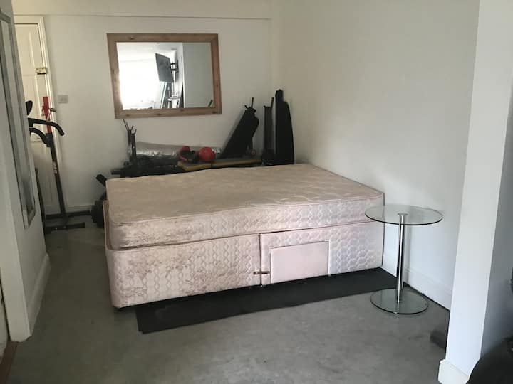 Large Studio With Bathroom, Large Tv With Sky. - Tewkesbury