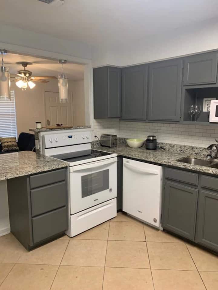 Cheerful 2-bedroom Close To Downtown! - Westover Hills, TX