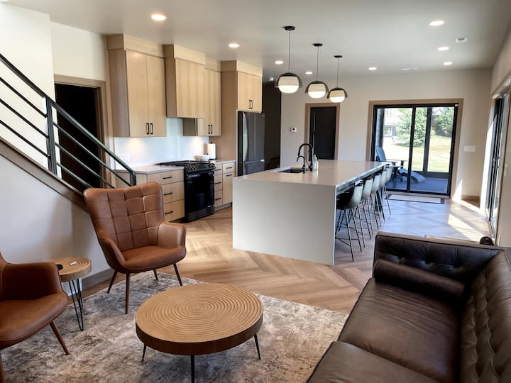 Lakefront Retreat | Hot Tub+game Room | Sleeps 10 - Lake Poinsett, SD