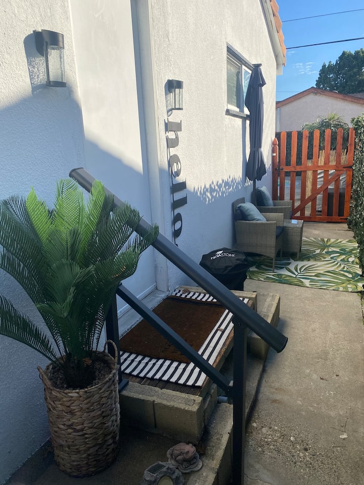 Cozy Studio With Private Patio & Heated Pool - Anaheim, CA