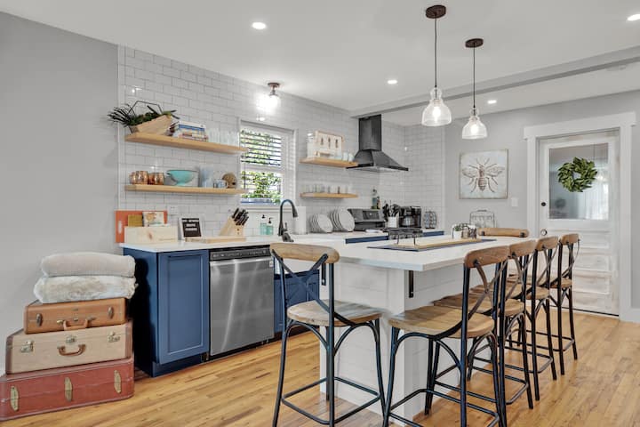 Cozy Cottage, The Bnbeehive | 3br 2ba | Sleeps 6 - Fredericksburg