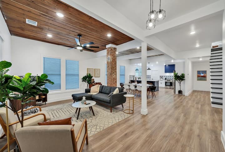 Modern Farmhouse Blocks From The Magnolia Silos - Waco, TX