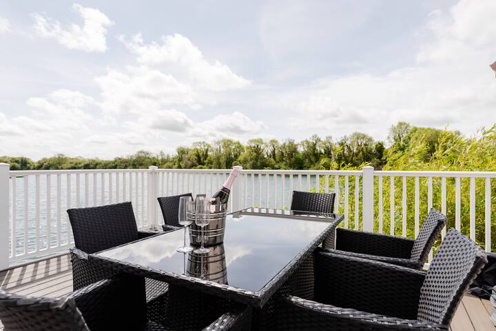 Stunning Lakeside Lodge With Over Water Terrace - South Cerney
