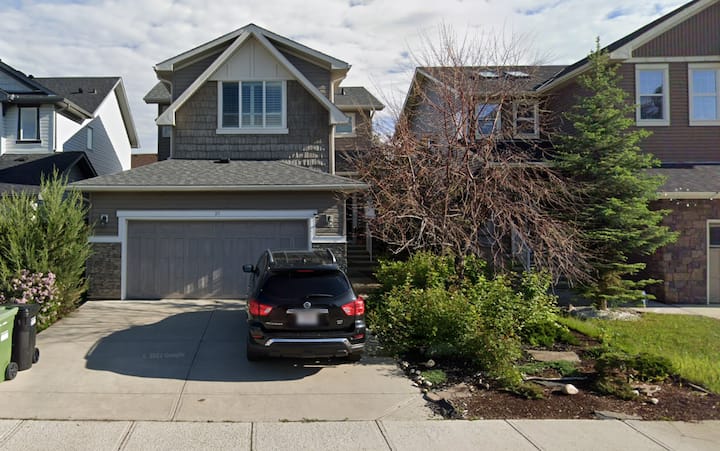 Beautiful 4 Bedrooms, Close To Spruce Meadows - Calgary