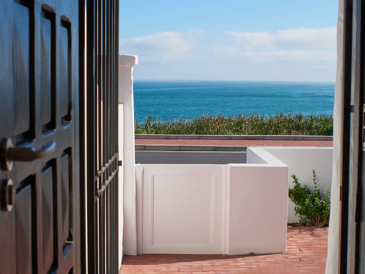 Luxury 4 Bedroom Sea Front Apartment - Hermanus