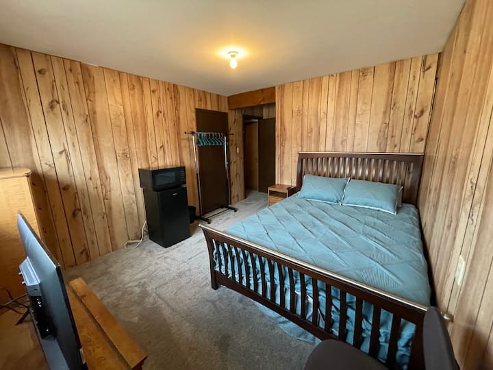 Cozy 1 Bdrm W/ Private Bath (Bi-level House) - Zionsville, IN