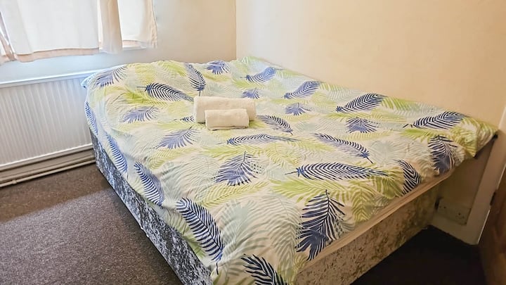 Double Bedroom : Central Beeston -