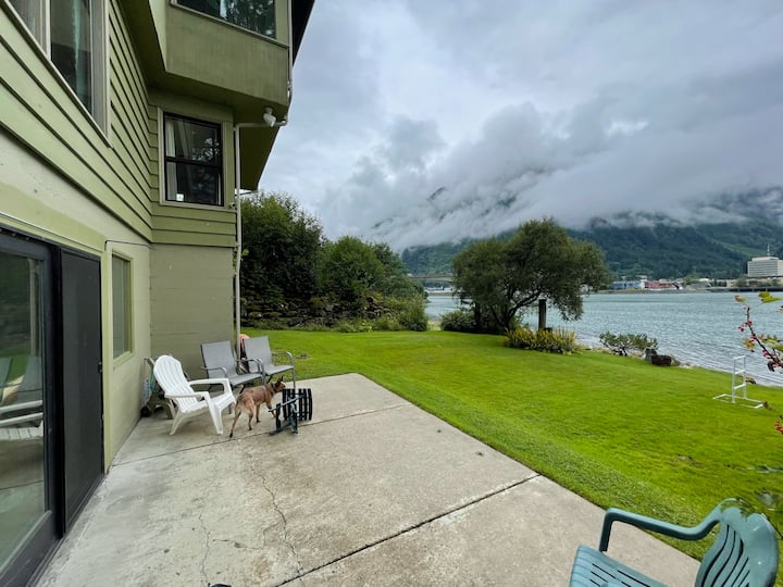 Retro Beachside Apartment With Private Patio - Juneau, AK