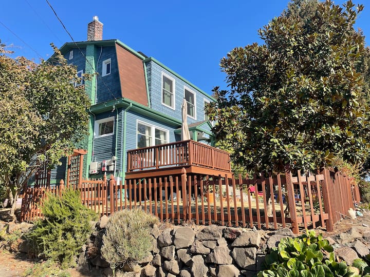 Deb And Don's Dutch Colonial In Wallingford - Seattle, WA