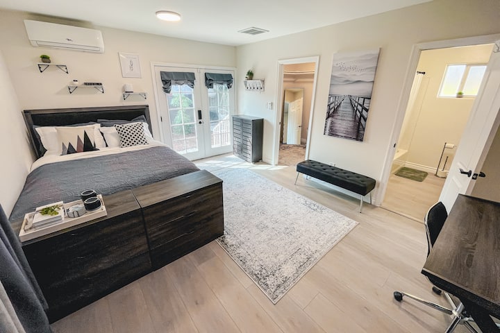 Adorable Studio Suite W/ Private Entry & Queen Bed - Los Angeles, CA