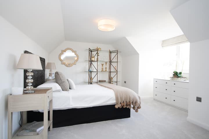 Cotswold Village Location- Detached Guest House - South Cerney