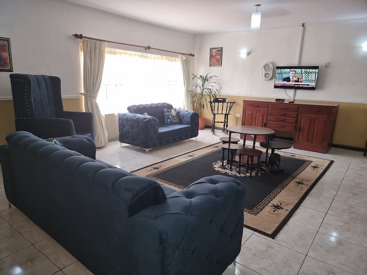 Classy 2 Bedroom Flat, Smart Tv , Garden, Patio - Ibadan