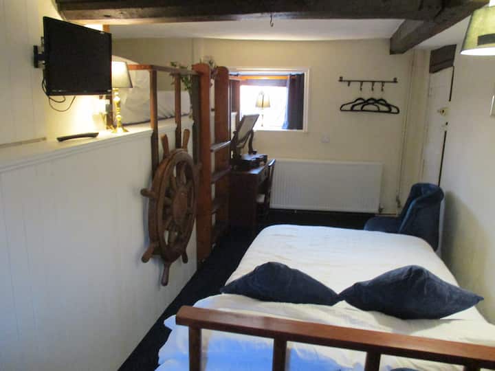 Welcome To The Blue Cabin Suite. - Beccles