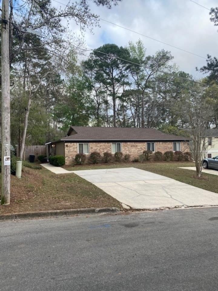 Midtown Abode -Remodeled/close To Hospitals/school - Tallahassee, FL