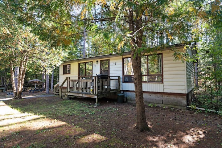 Comfy 3 Bedroom Cottage - Sleeps 8 - Ottawa