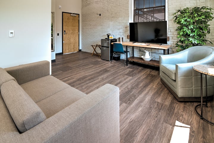 Private King Room Retreat In Historic Downtown! - Hickory, NC