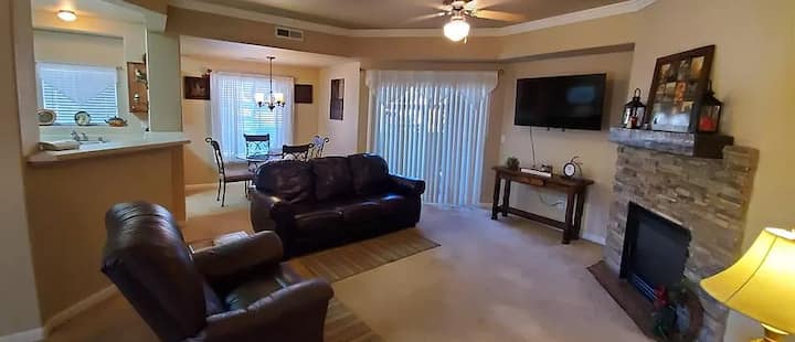 3 Bedroom Condo With Outdoor Pool - Colorado Springs