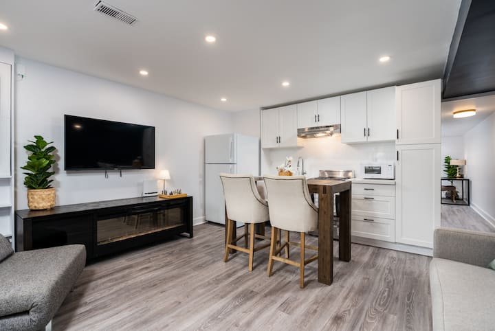 Bright And Modern 2 Bedroom Suite W Office Area. - Toronto