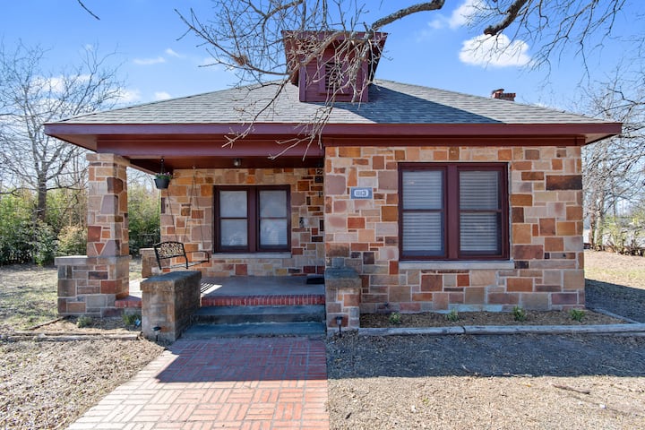 Pet Friendly, Historic, Updated 2 Bedroom Home. - Weatherford, TX