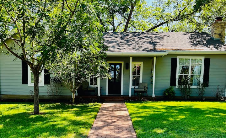 Spacious 3 Bedroom House 3 Blocks From Main St. - Fredericksburg, TX