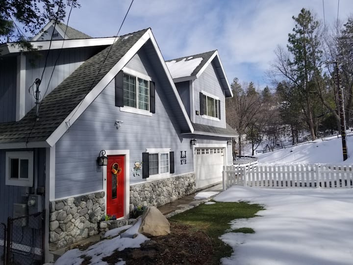 Stylish Chalet: Mstr Ste W/ Hot Tub, Jacuzzi & A/c - Lake Arrowhead, CA