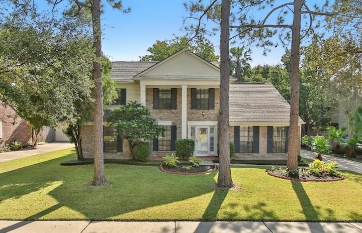 Rustic Luxury Home-away-from-home - Splash Pad, Sugar Land