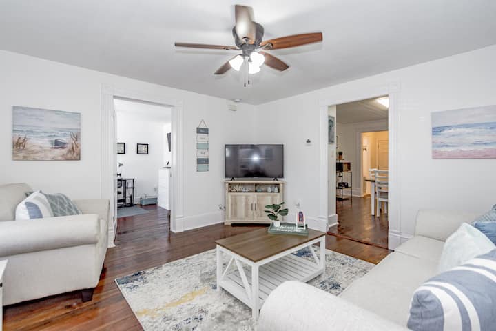 Tranquil 2 Bedroom Home, Walk 2 Beach! - Galveston, TX
