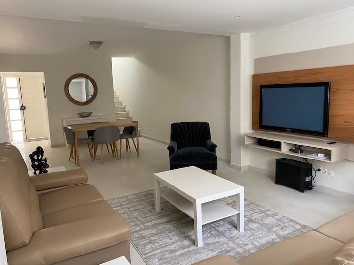 Beautiful, Modern Townhouse In Praia - Praia