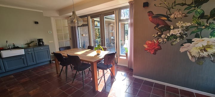 Kamer Met Luxe Badkamer, Groot Bad En Zwembad. - Enschede