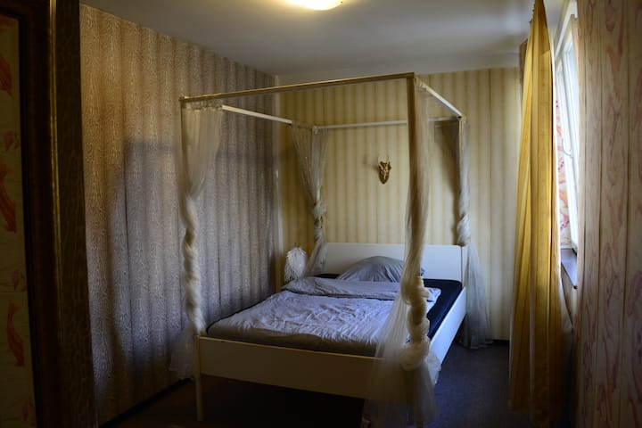 Doppelkammer Im Ex-bordell Mit Pott Und Brause - Hampuri