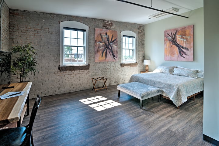Modern Hickory King Suite In Historic Downtown! - Hickory, NC