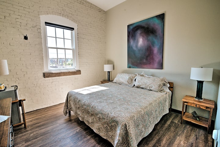 Cozy Private King Suite In The Heart Of Downtown! - Hickory, NC