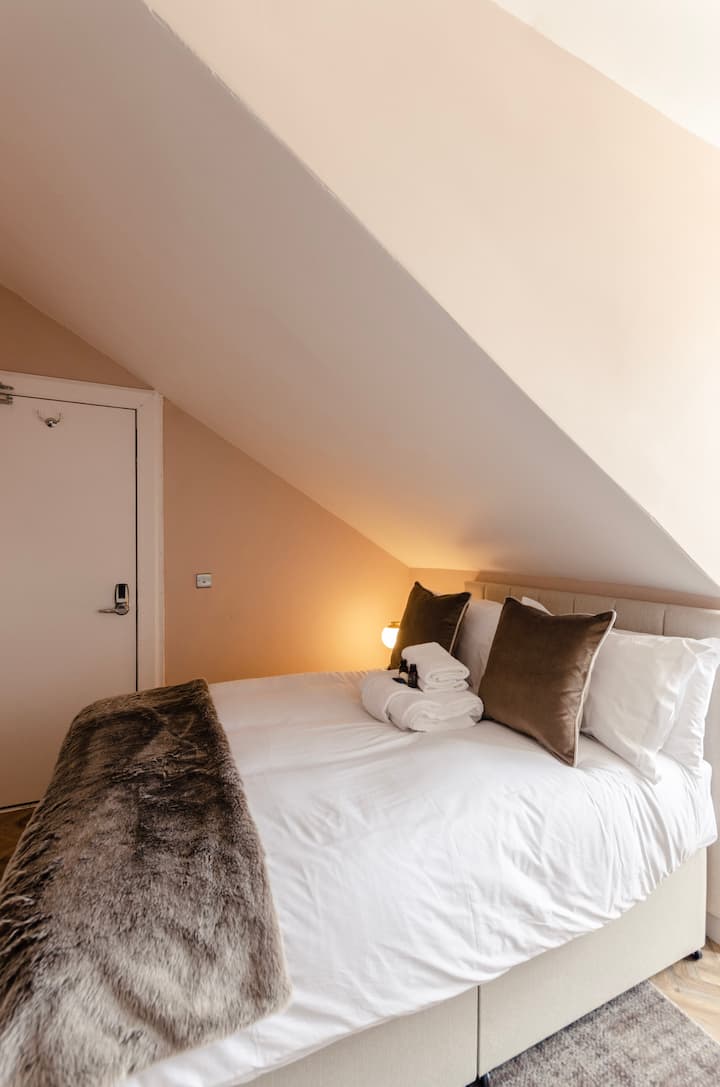 En Suite Small Double Bedroom - Motherwell