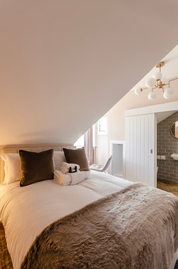 En Suite Small Double Bedroom - Motherwell