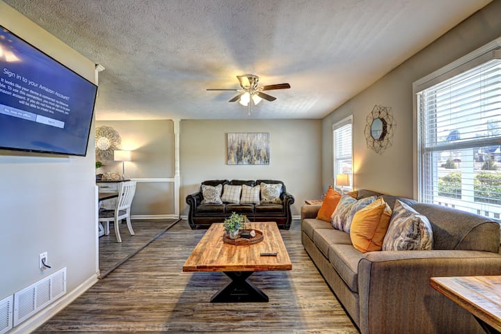 Varners Station | King Bed, Smart Tvs & More! - Hurricane Harbor, Austell